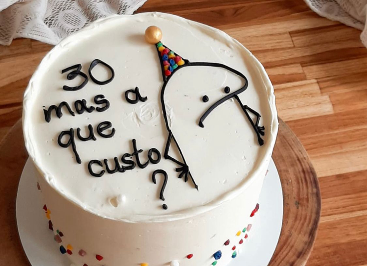 Bolos decorados com mensagens divertidas e memes fazem sucesso