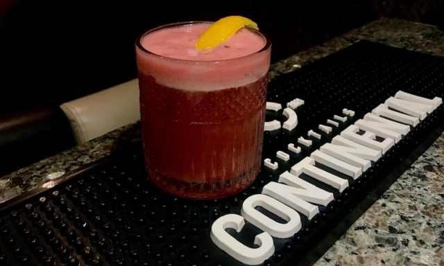 Prepare um drink para refrescar o calor com morango e vodca